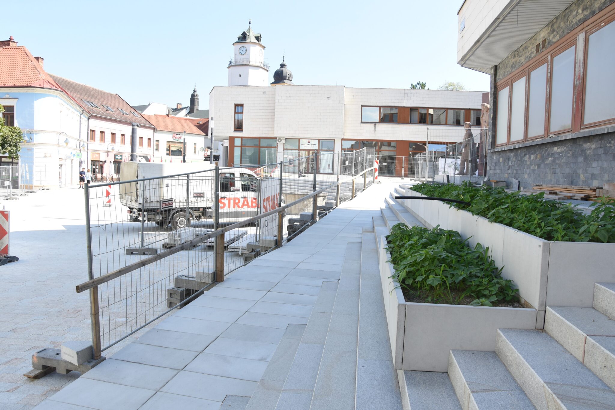 Do úradu sa dostanete už aj po novom bezbariérovom chodníku » Mesto Trenčín